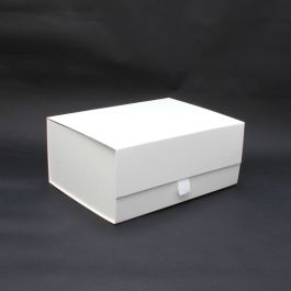 22x16x9.5cm. White fold flat gift box. Magnetic closure - Inca